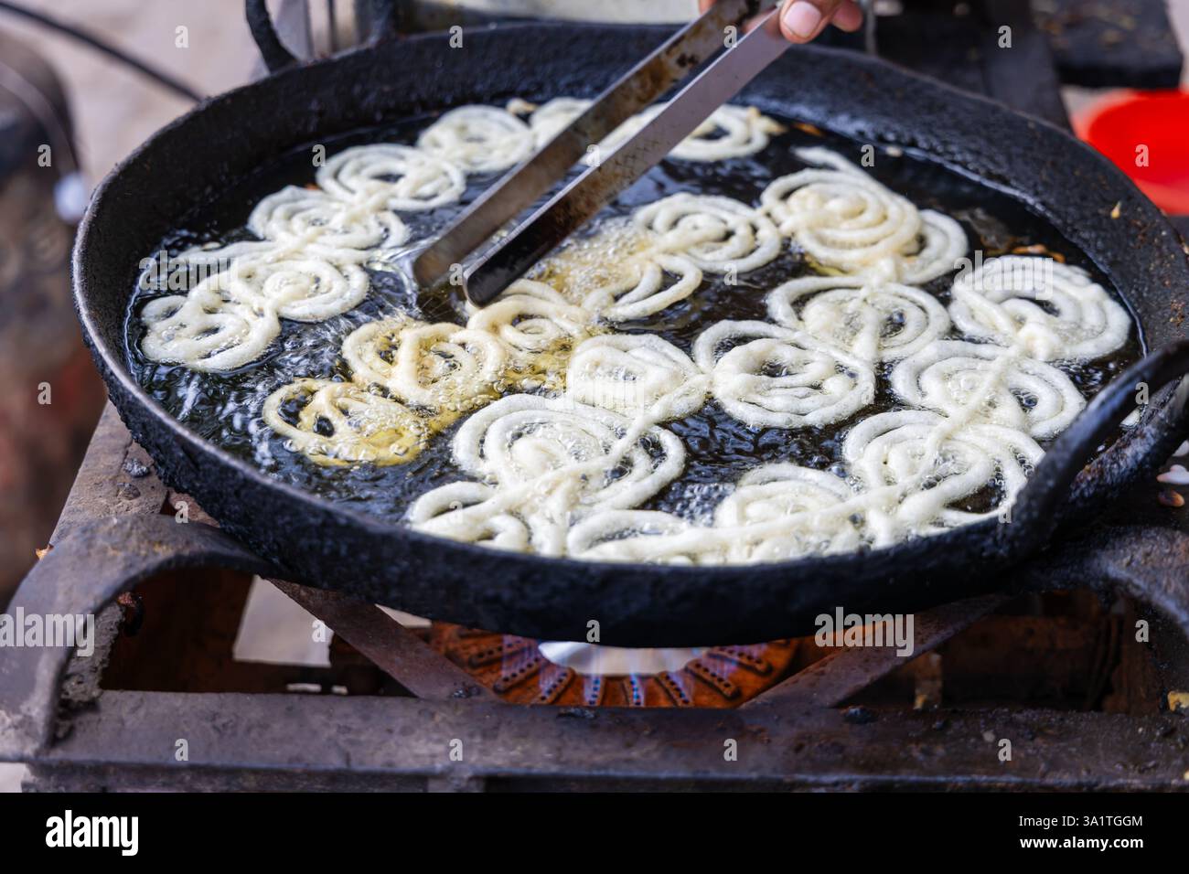 Vendor preparing crispy deep fried hi-res stock photography and images ...