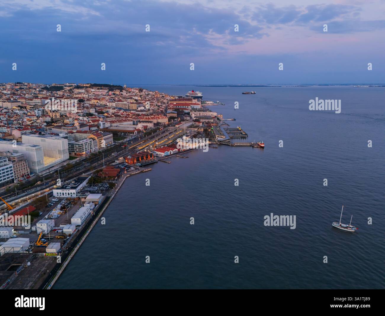 Traditional boat tagus river hi-res stock photography and images - Alamy