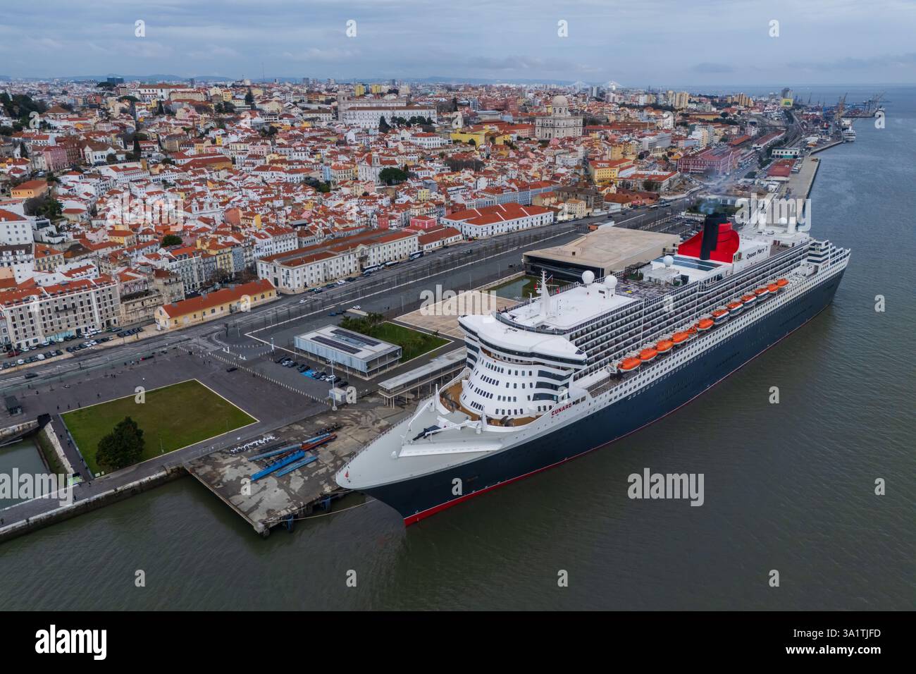 Aerial view of cruise boat parked in Lisbon Cruise Port - Jardim do ...