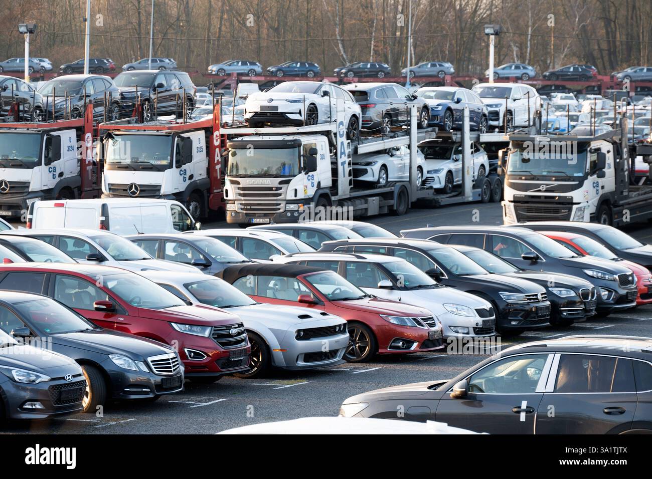 Pkw, Neuwagen, stehen auf Halde, verschiedener Fabrikate, stehen auf ...