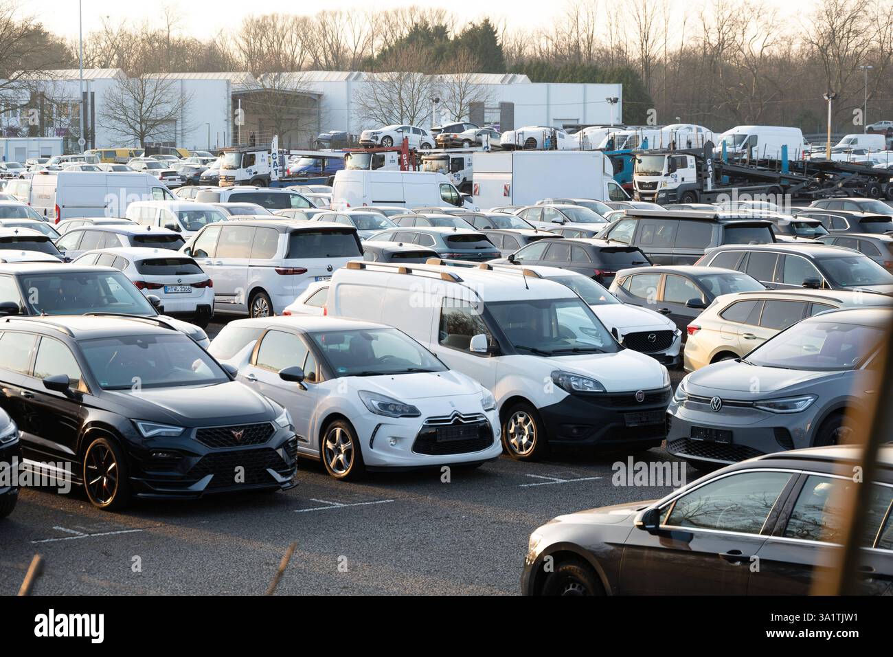 Pkw, Neuwagen, stehen auf Halde, verschiedener Fabrikate, stehen auf ...