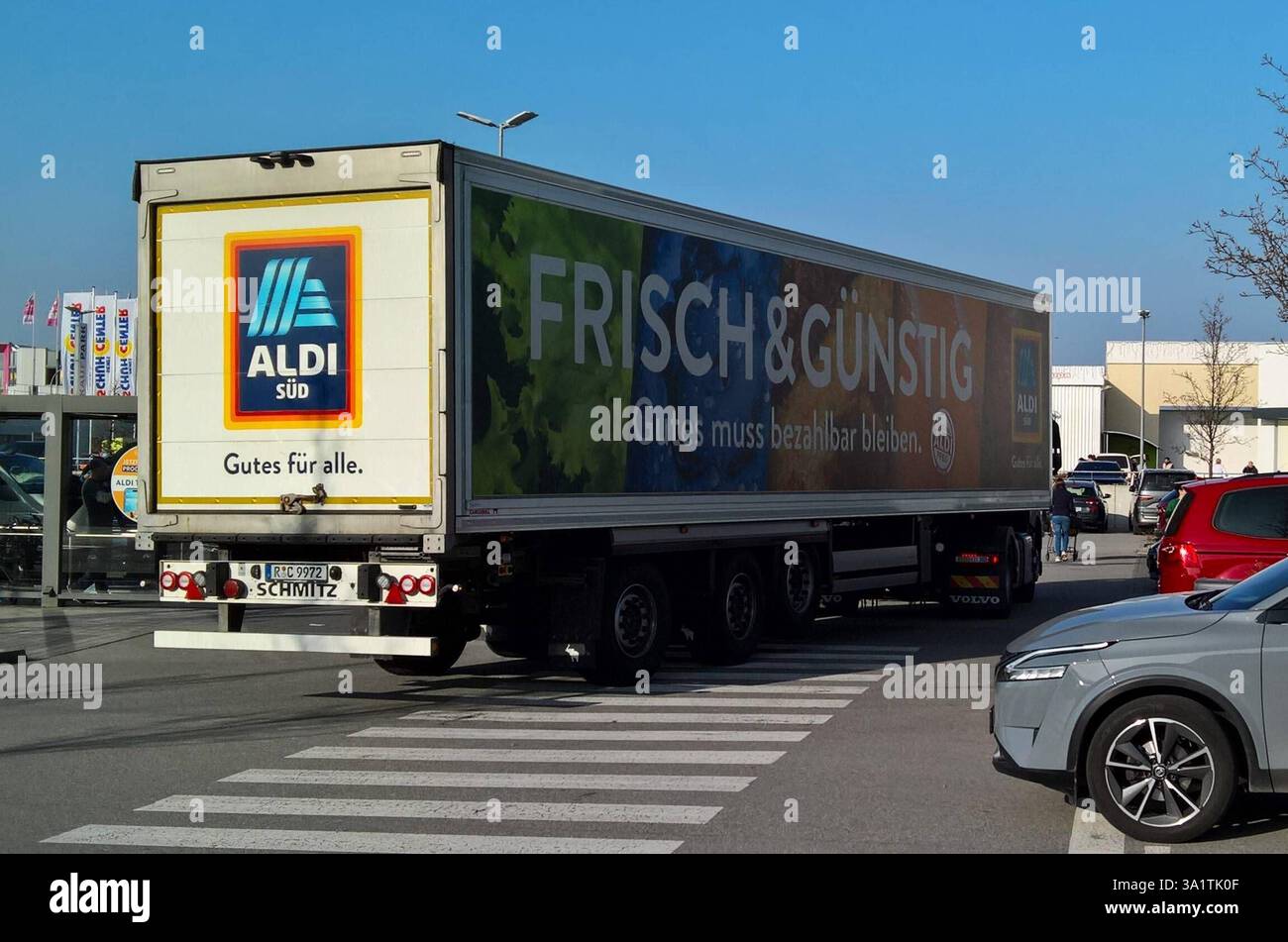 Aldi lorry hi-res stock photography and images - Alamy