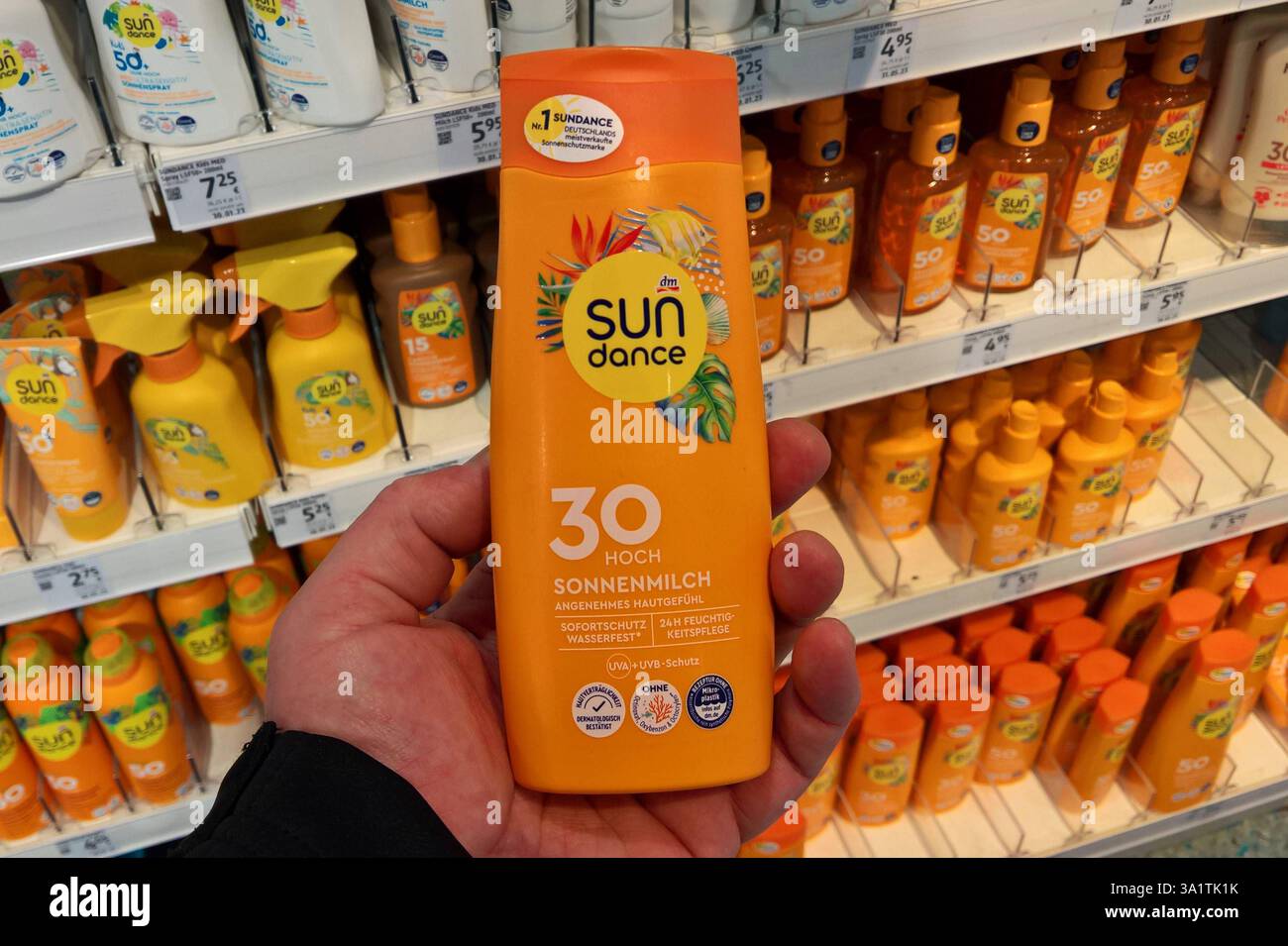 dm ist eine deutsche Drogeriemarktkette mit Sitz in Karlsruhe. Mit über ...