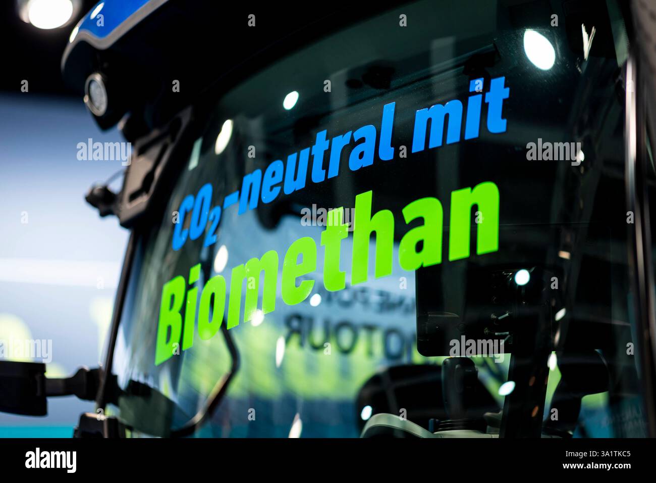 Ein Traktor faehrt mit Biomethan, aufgenommen in Berlin, 22.01.2025 ...