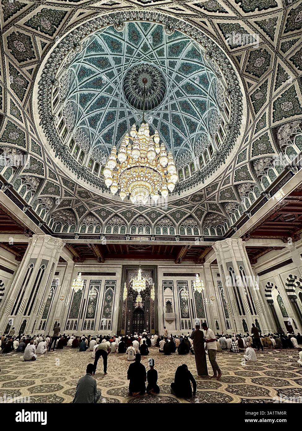 Muscat, Oman. 10th Mar, 2025. Muslim worshippers perform night of ...