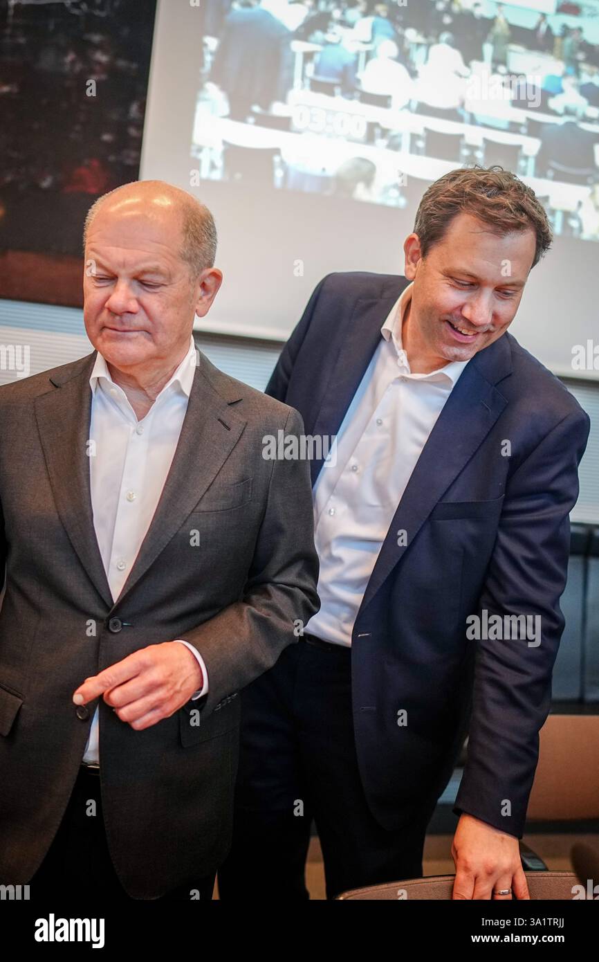Berlin, Germany. 10th Mar, 2025. Lars Klingbeil (r), SPD parliamentary ...