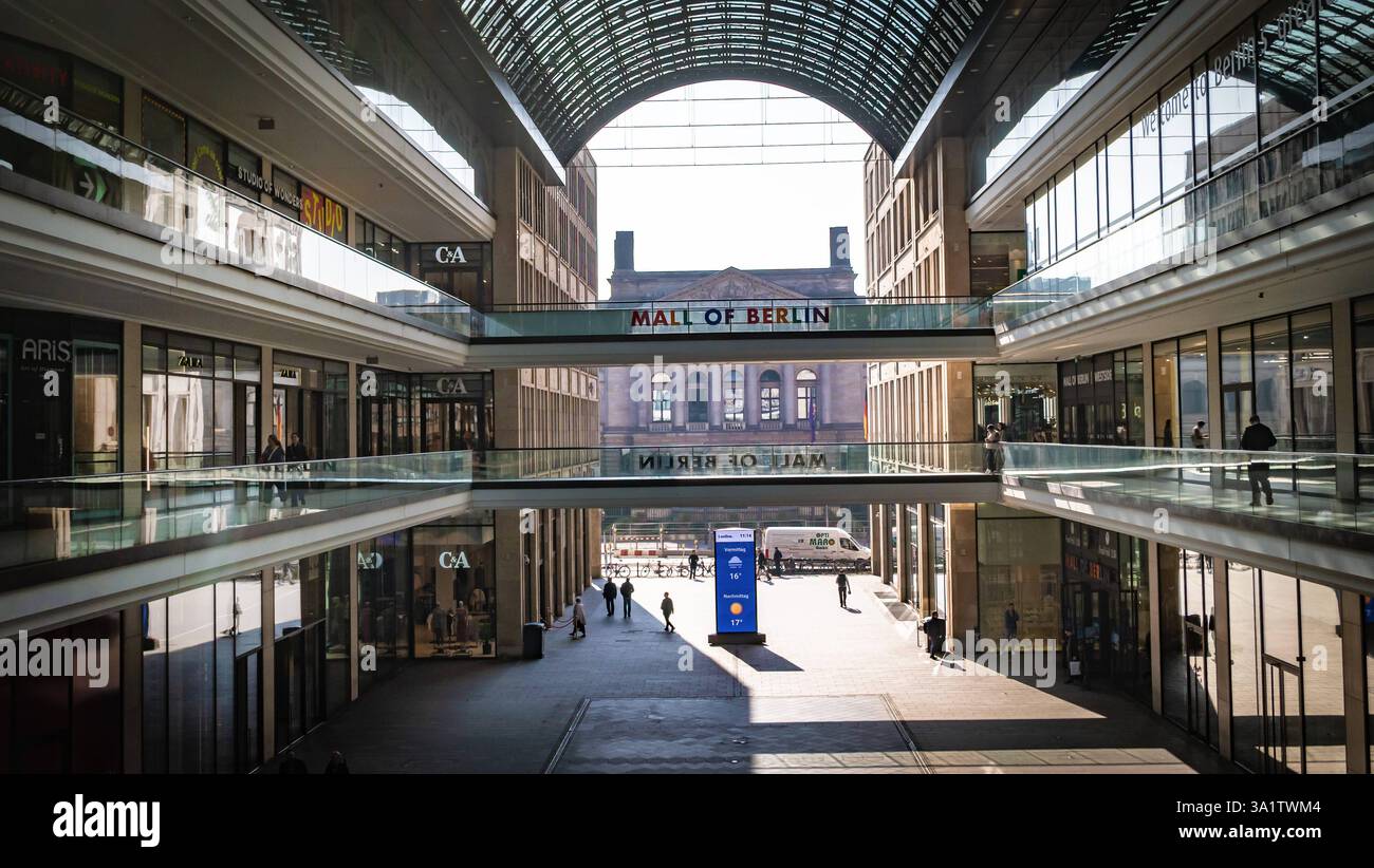 Berlin Mitte, Mall of Berlin , Shopping am Leipziger Platz - 10.03.2025 Berlin *** Berlin Mitte ...