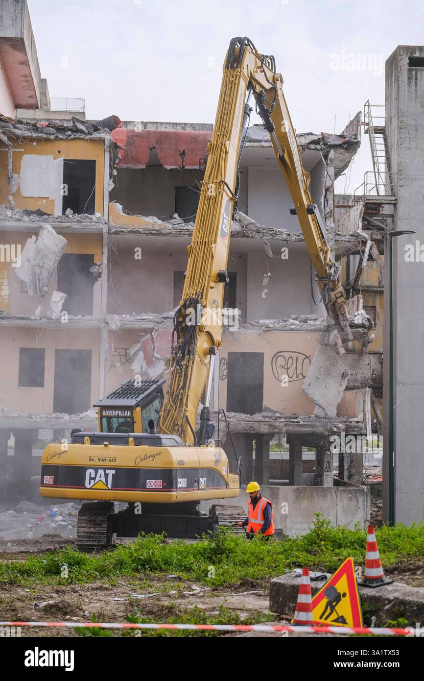 News - Sails Yellov of Scampia demolished One of the so-called Sails ...