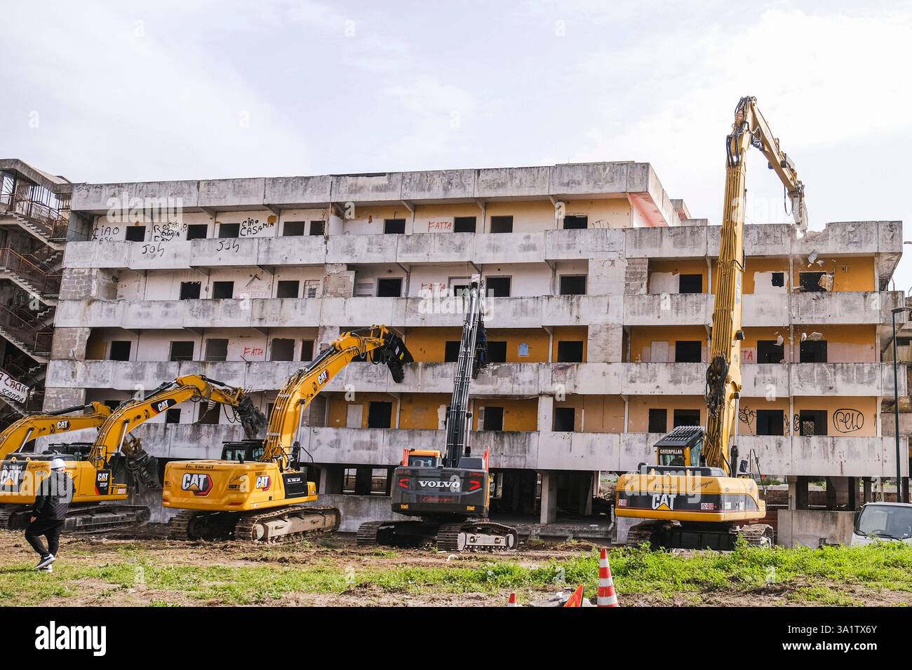 News - Sails Yellov of Scampia demolished One of the so-called Sails ...