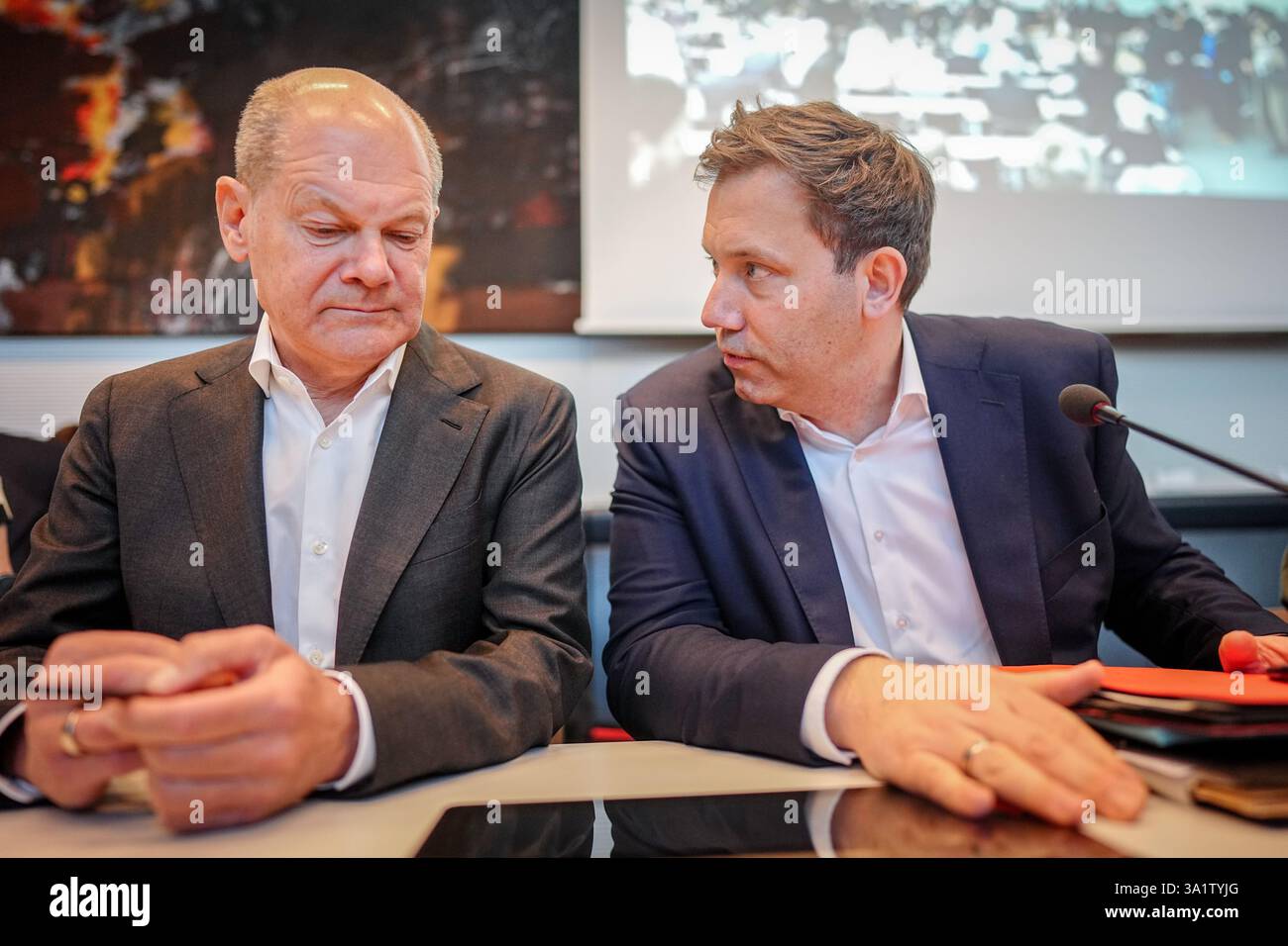 Berlin, Germany. 10th Mar, 2025. Lars Klingbeil (r), SPD parliamentary ...