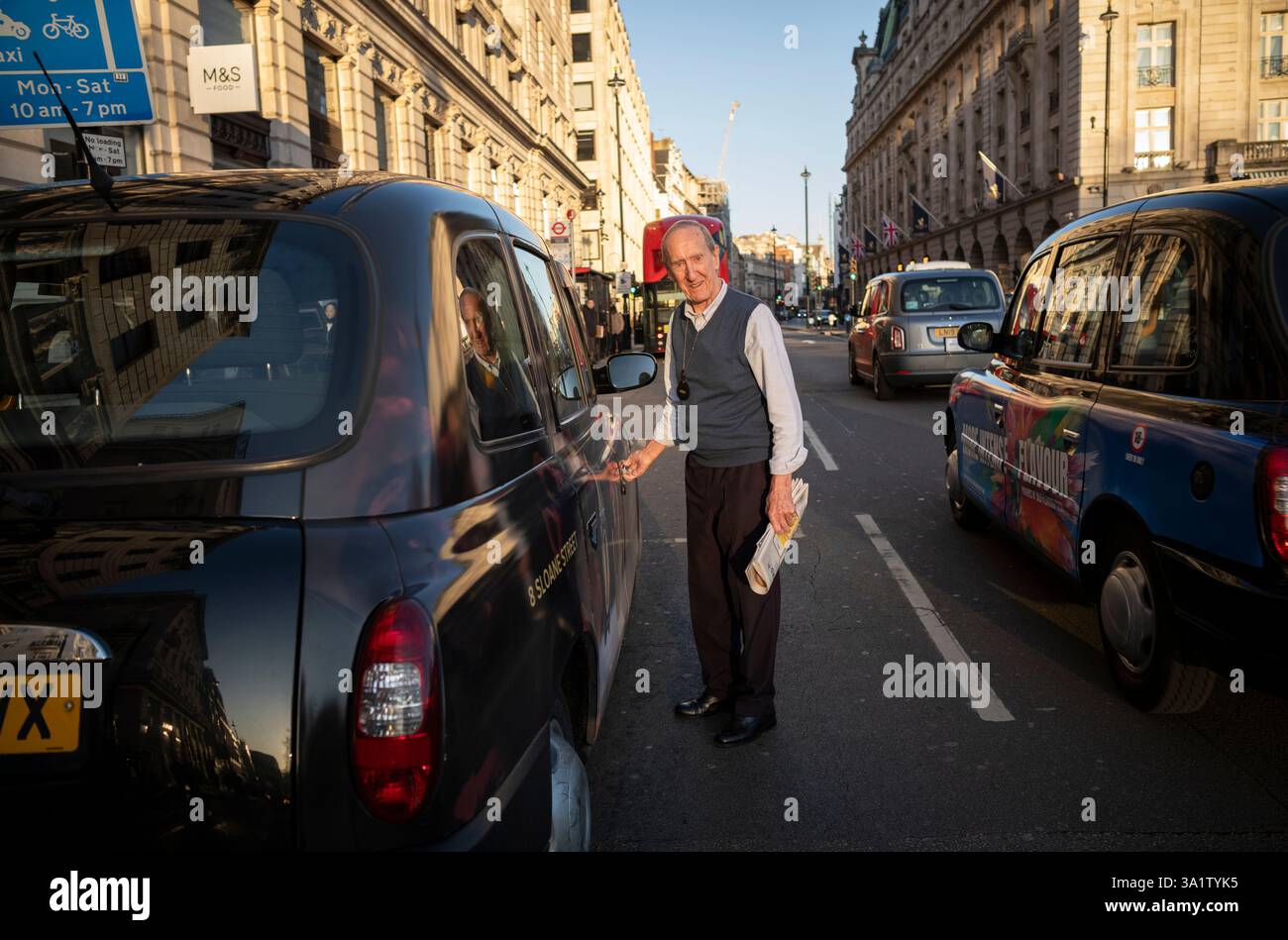 Back cab piccadilly hi-res stock photography and images - Alamy