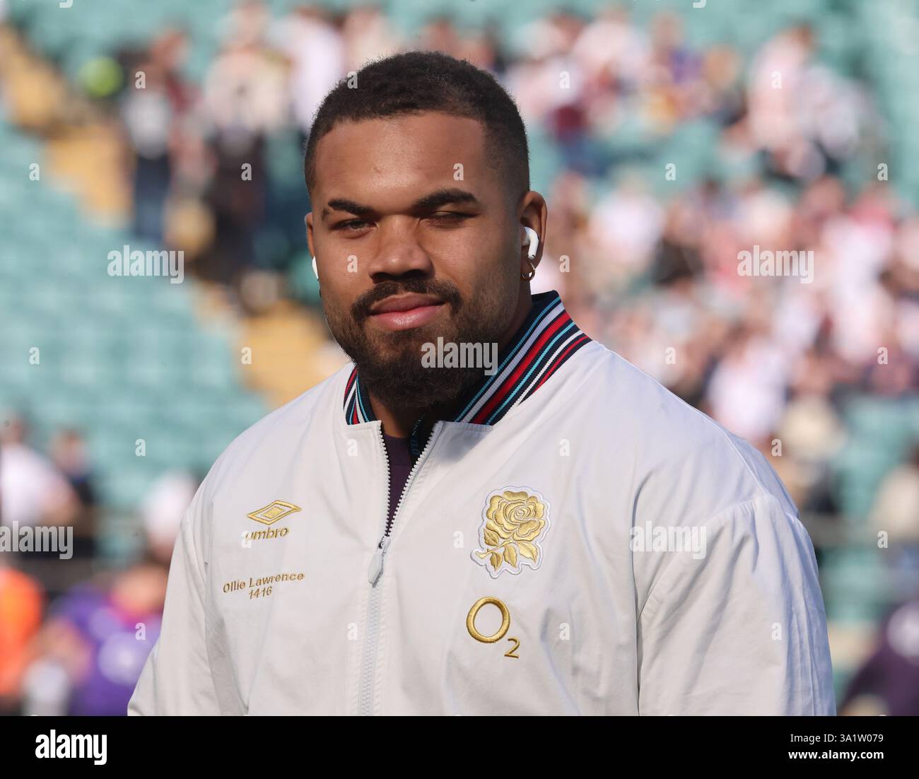 England's Ollie Lawrence(Bath Rugby) before kick off during Guinness ...