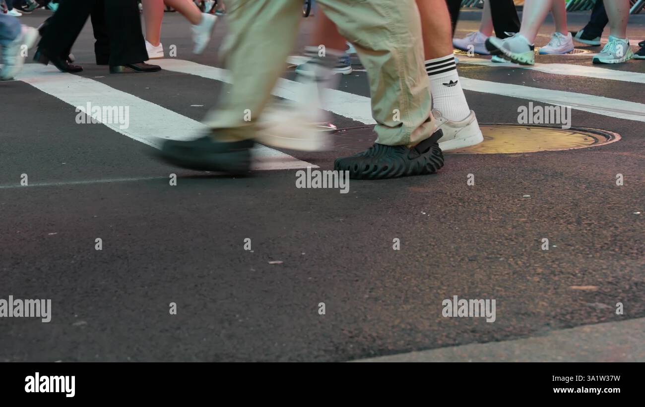 Night crowd crosswalk nyc pedestrian hi-res stock photography and ...