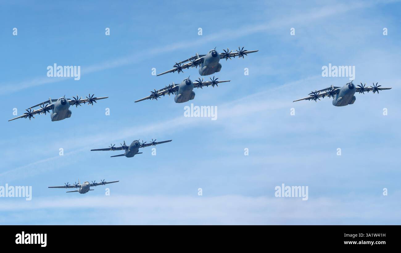 Aircrafts flying hi-res stock photography and images - Alamy