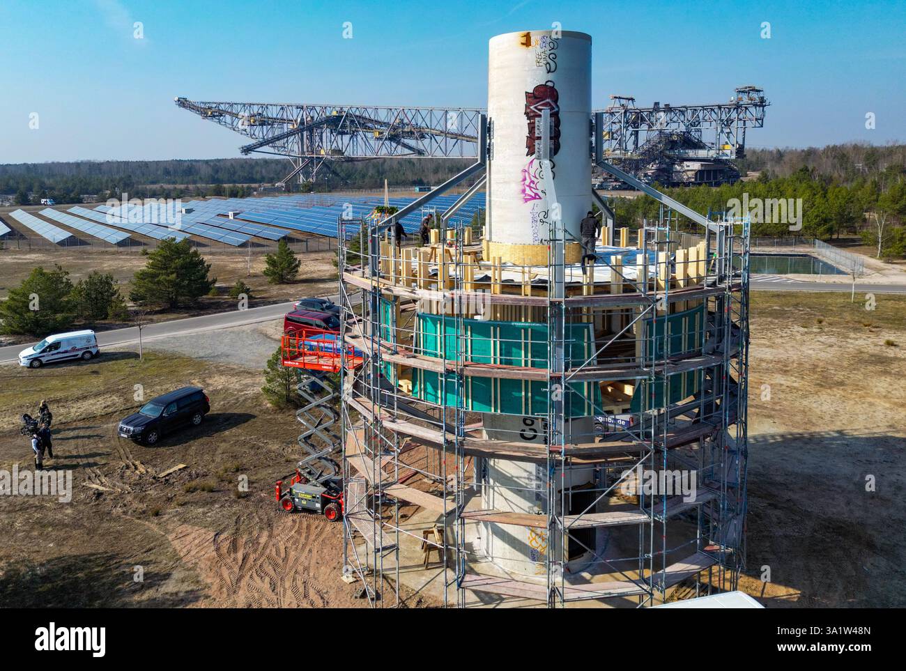 06 March 2025, Brandenburg, Lichterfeld: The upcycling project, where a ...