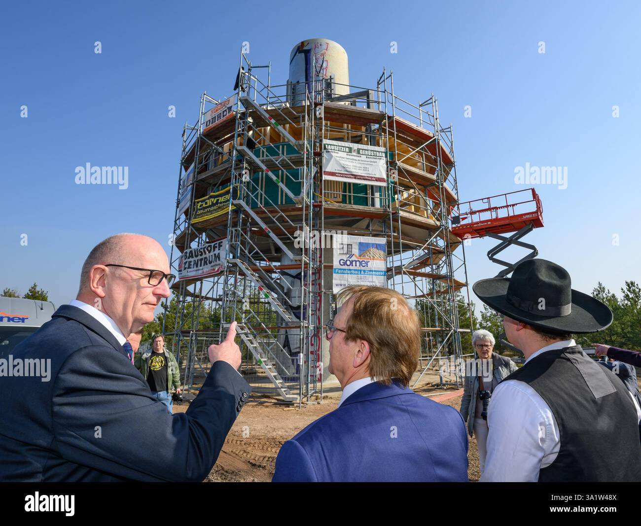 10 March 2025, Brandenburg, Lichterfeld: Dietmar Woidke (l, SPD ...
