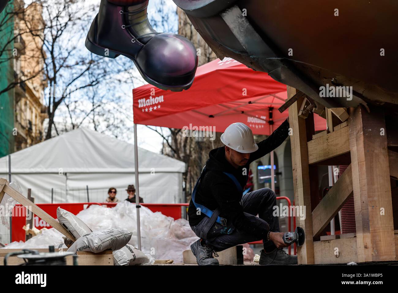 An operator assembles the falla Admirante Cadarso, on March 10, 2025 ...