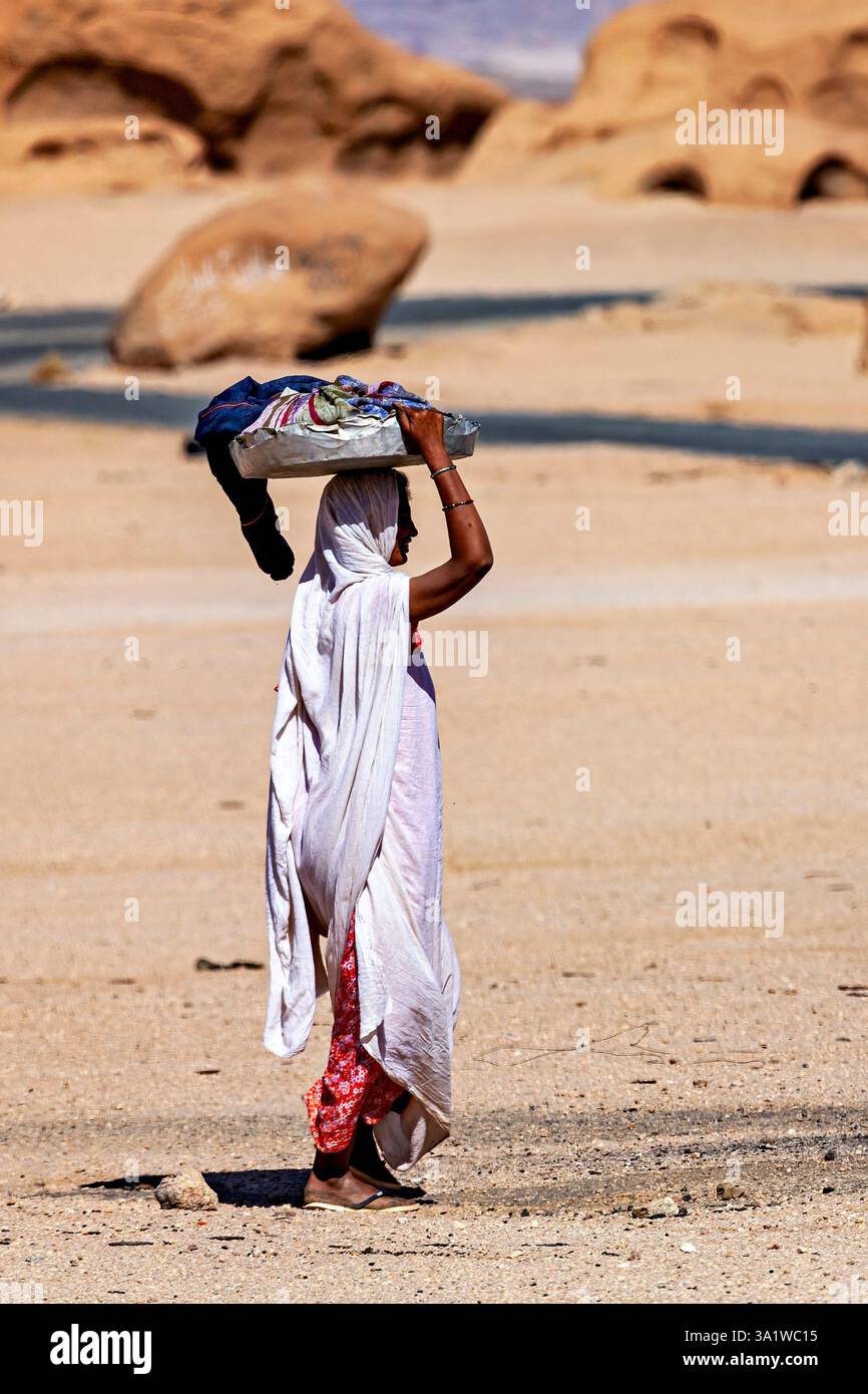 Women are cleaning and washing clothes in the sahara desert Stock Photo ...