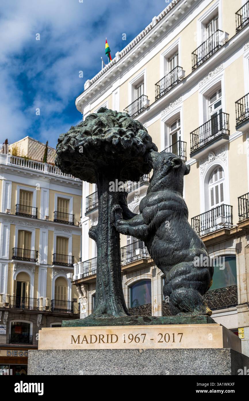 Statue of the Bear and the Strawberry Tree (El Oso y el Madrono ...
