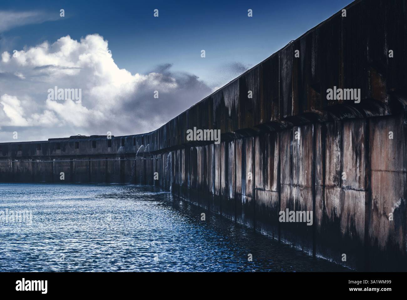 Flood barrier protecting coastal area from rising water levels in an ...