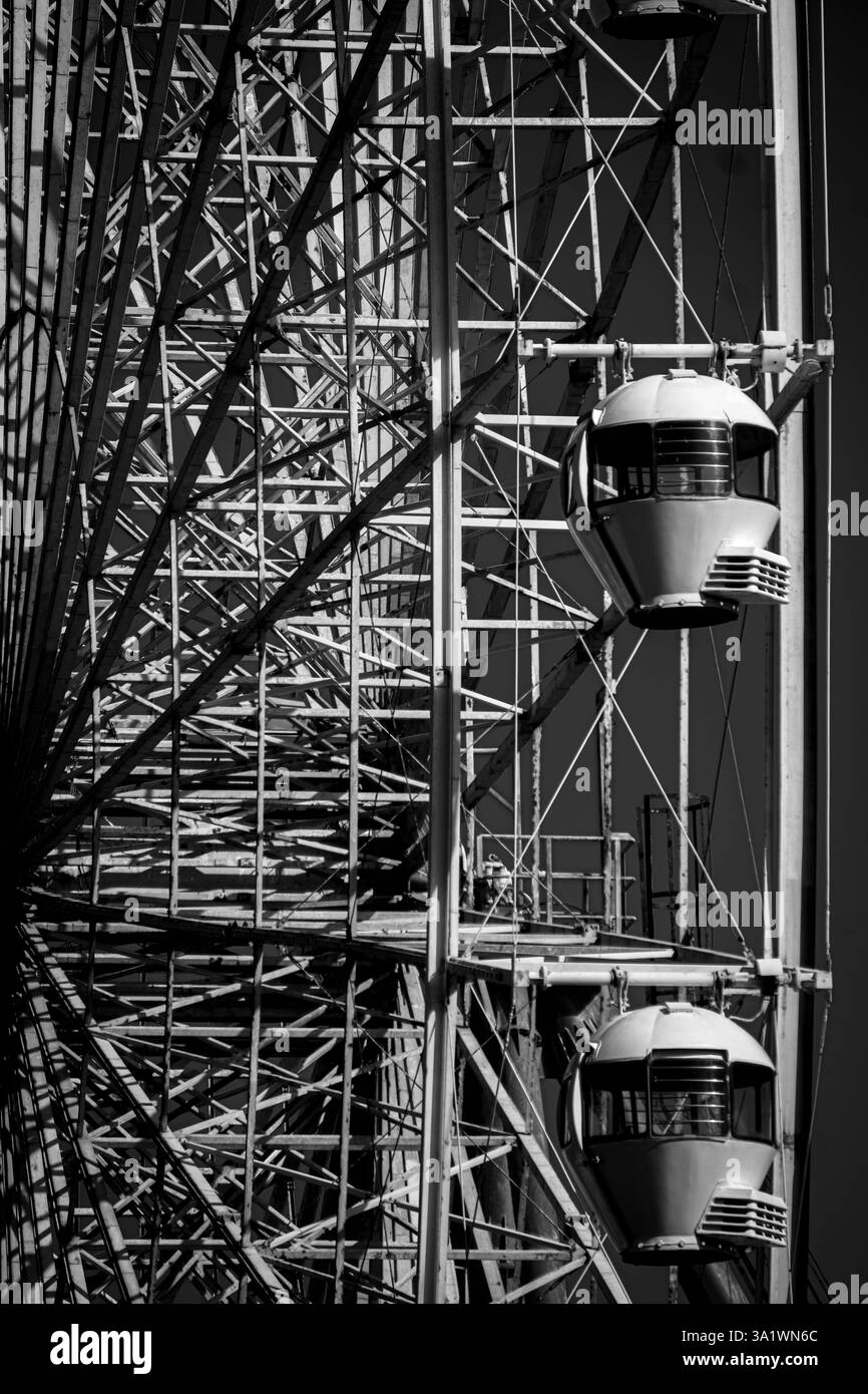 People ferris wheel Black and White Stock Photos & Images - Alamy