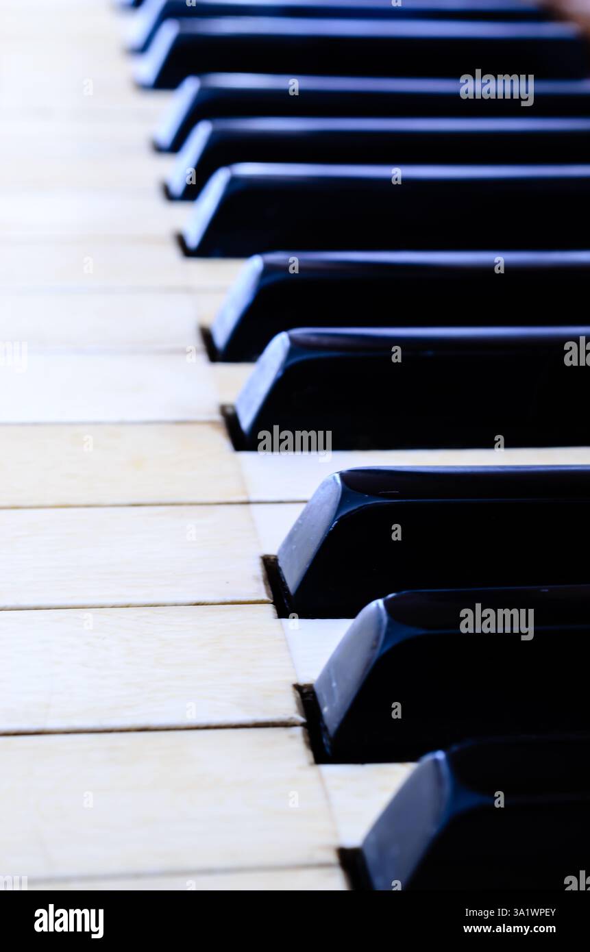 Antique black and white piano keys receeding Stock Photo - Alamy