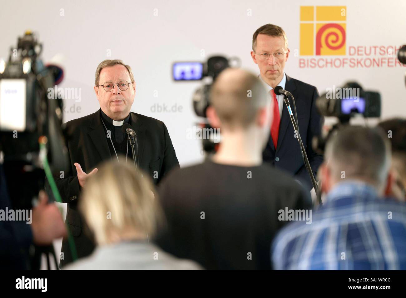Georg Bätzing und Matthias Kopp bei der Pressekonferenz zur Frühjahrs ...