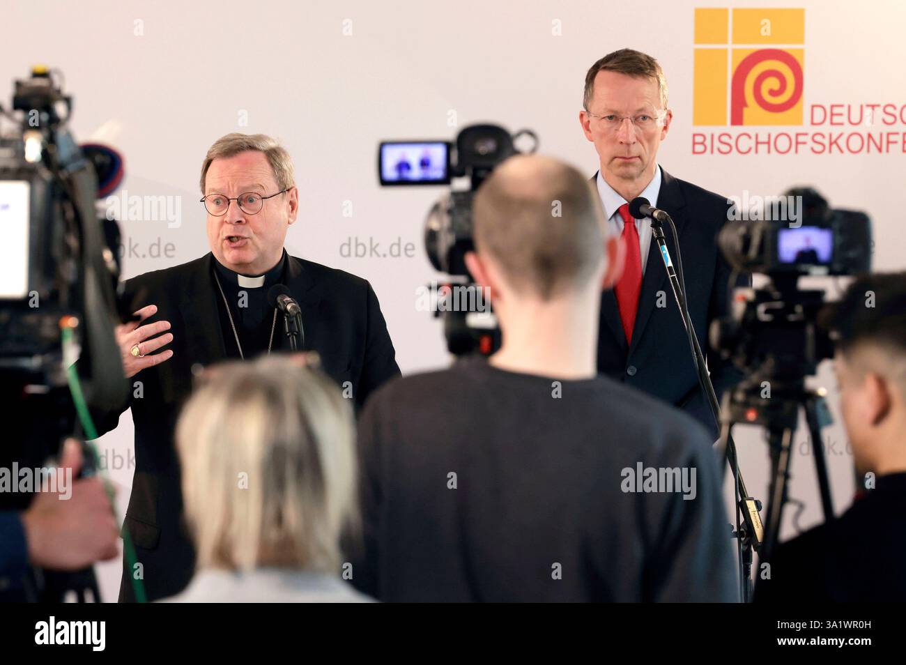 Georg Bätzing und Matthias Kopp bei der Pressekonferenz zur Frühjahrs ...