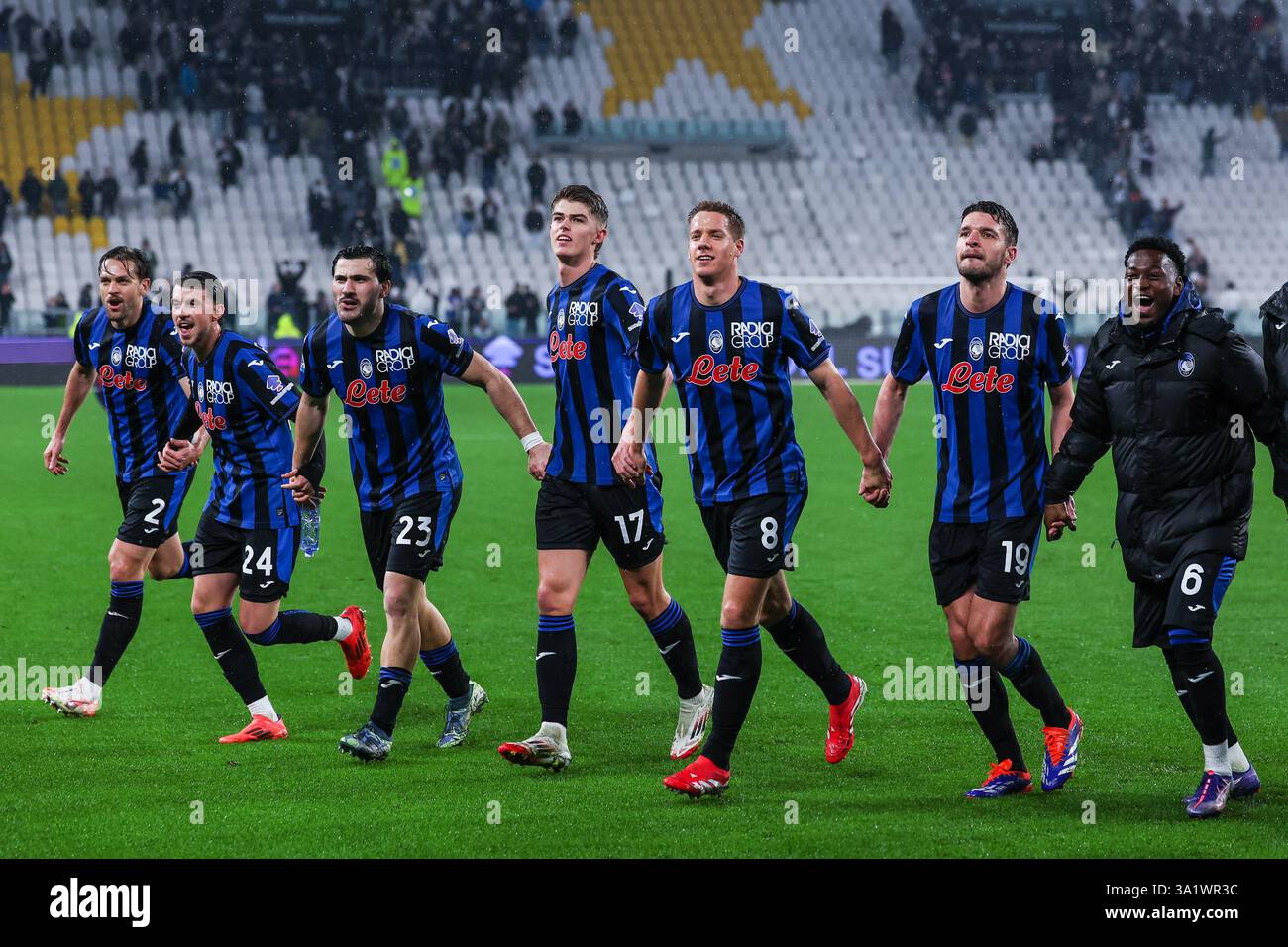 Atalanta BC players celebrate the victory at the end of the match ...