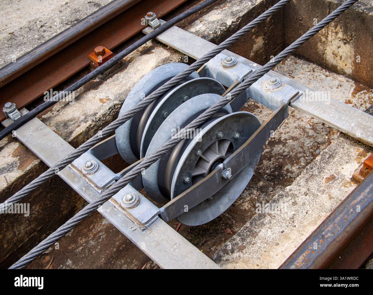 Cable support hi-res stock photography and images - Alamy