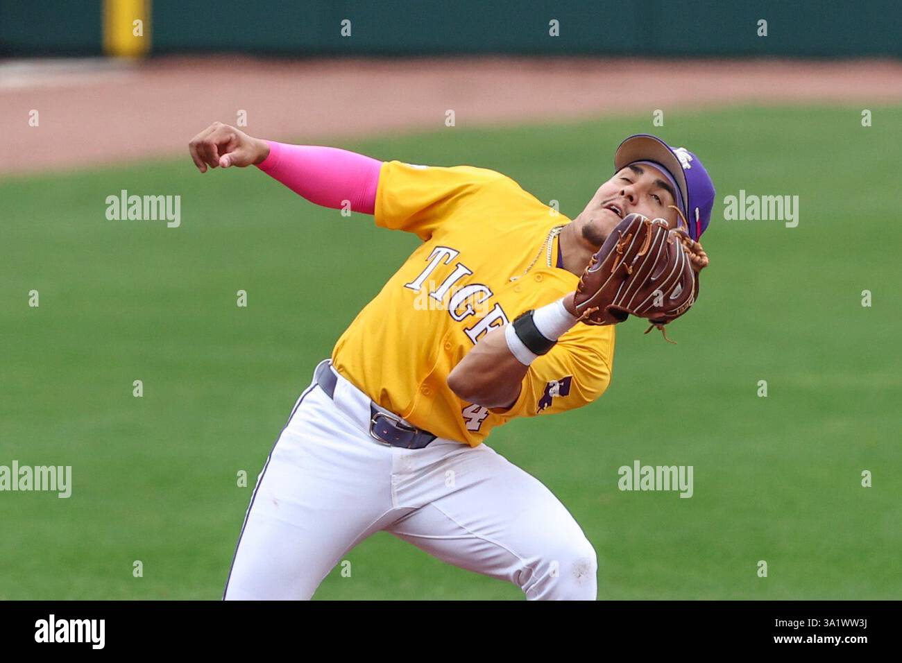 Baton Rouge, LA, USA. 9th Mar, 2025. LSU's Steven Milam (4) looks a fly ...