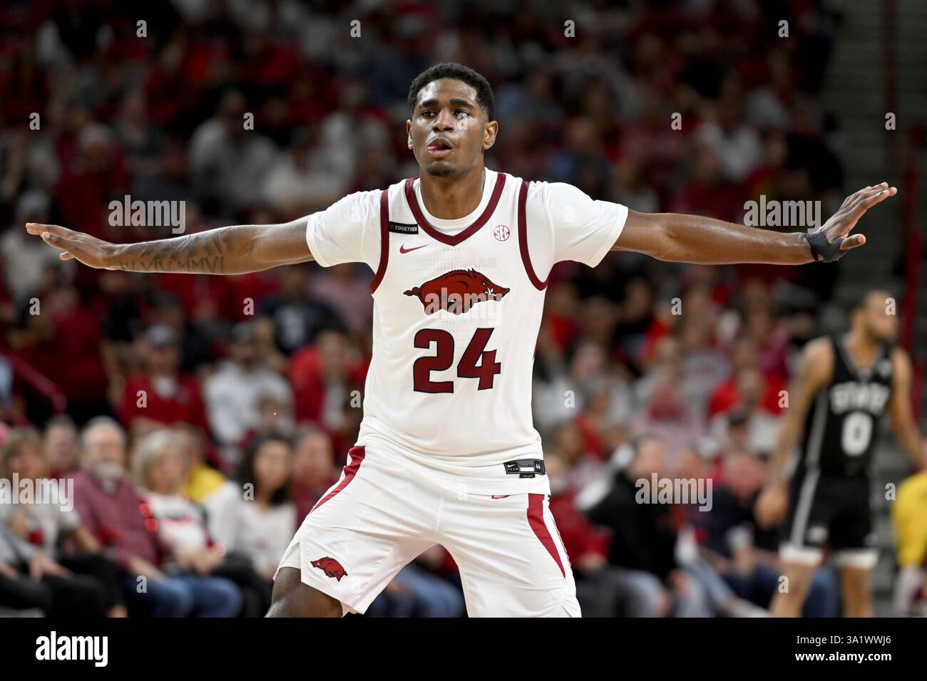 Arkansas forward Billy Richmond III (24) runs a play against ...