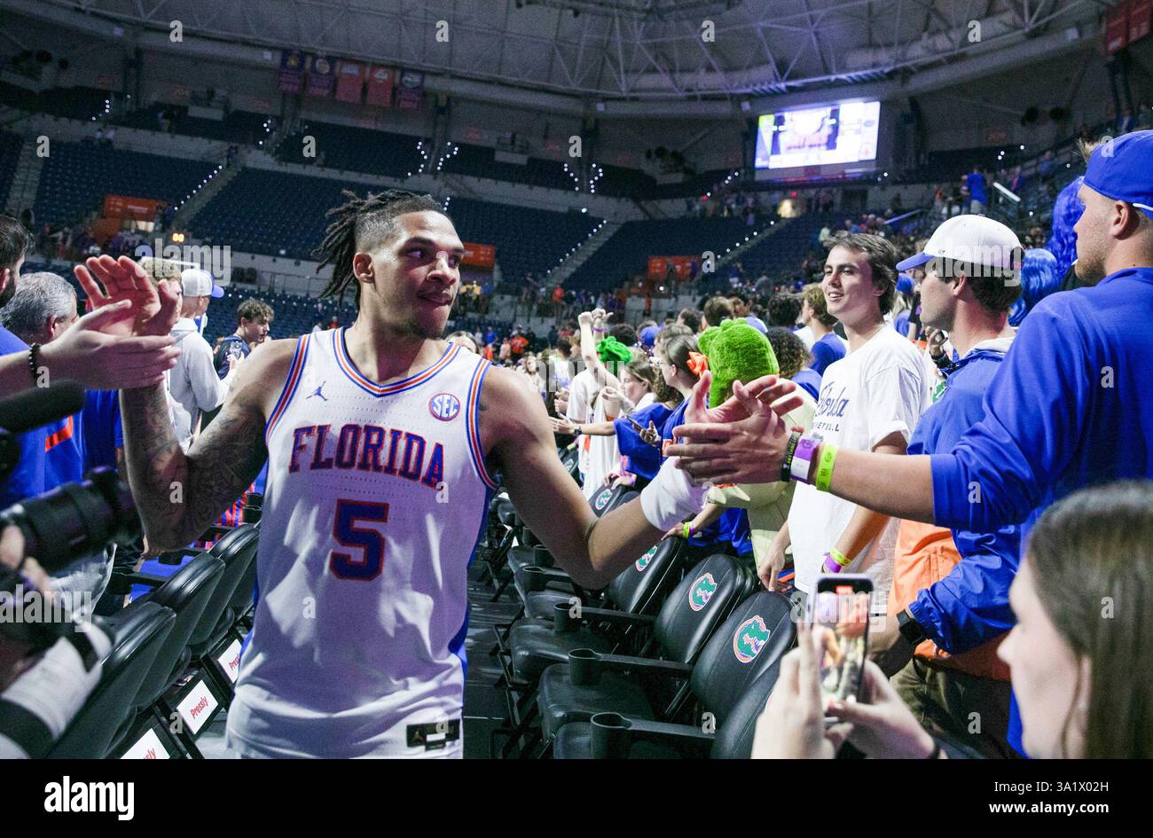 Florida guard Will Richard (5) greets fans after an NCAA college ...