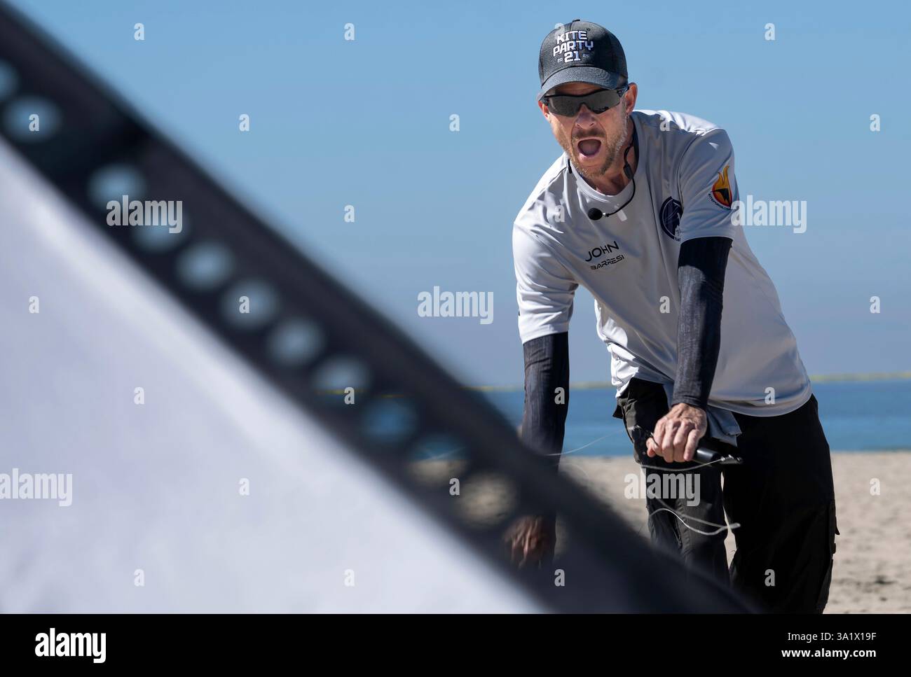 John Barresi from Wasshington State, manuevers his DJuice kite during ...