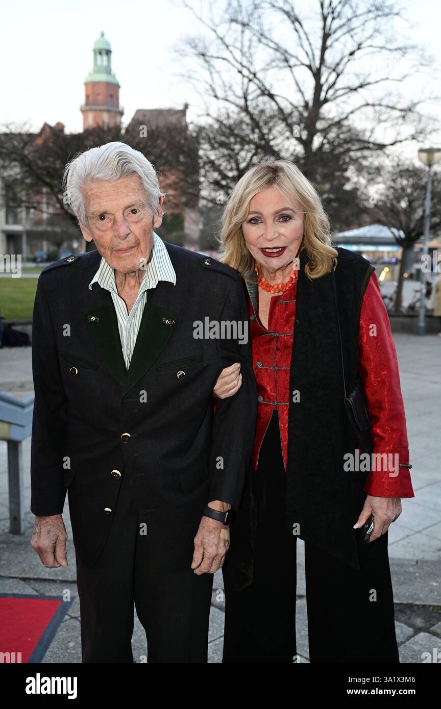 Klaus Bresser mit Ehefrau Evelyn Bresser bei der Premiere zum ...