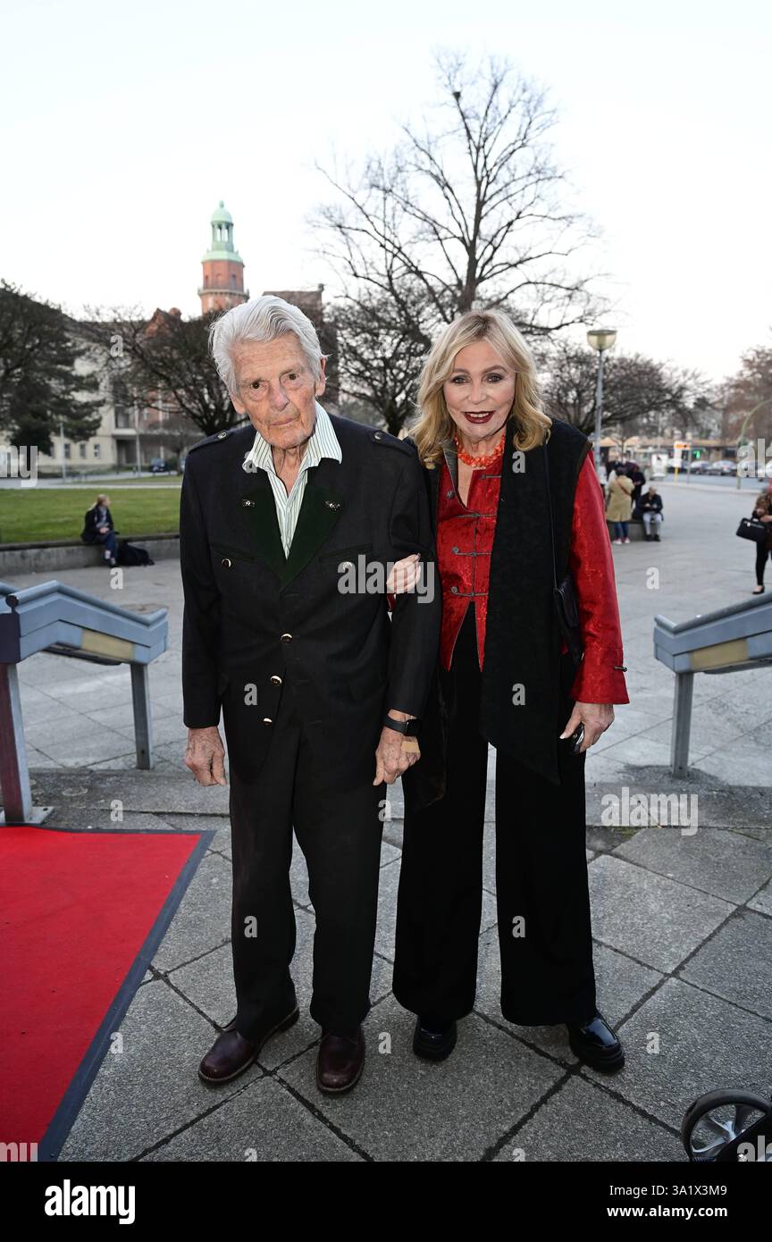 Klaus Bresser mit Ehefrau Evelyn Bresser bei der Premiere zum ...
