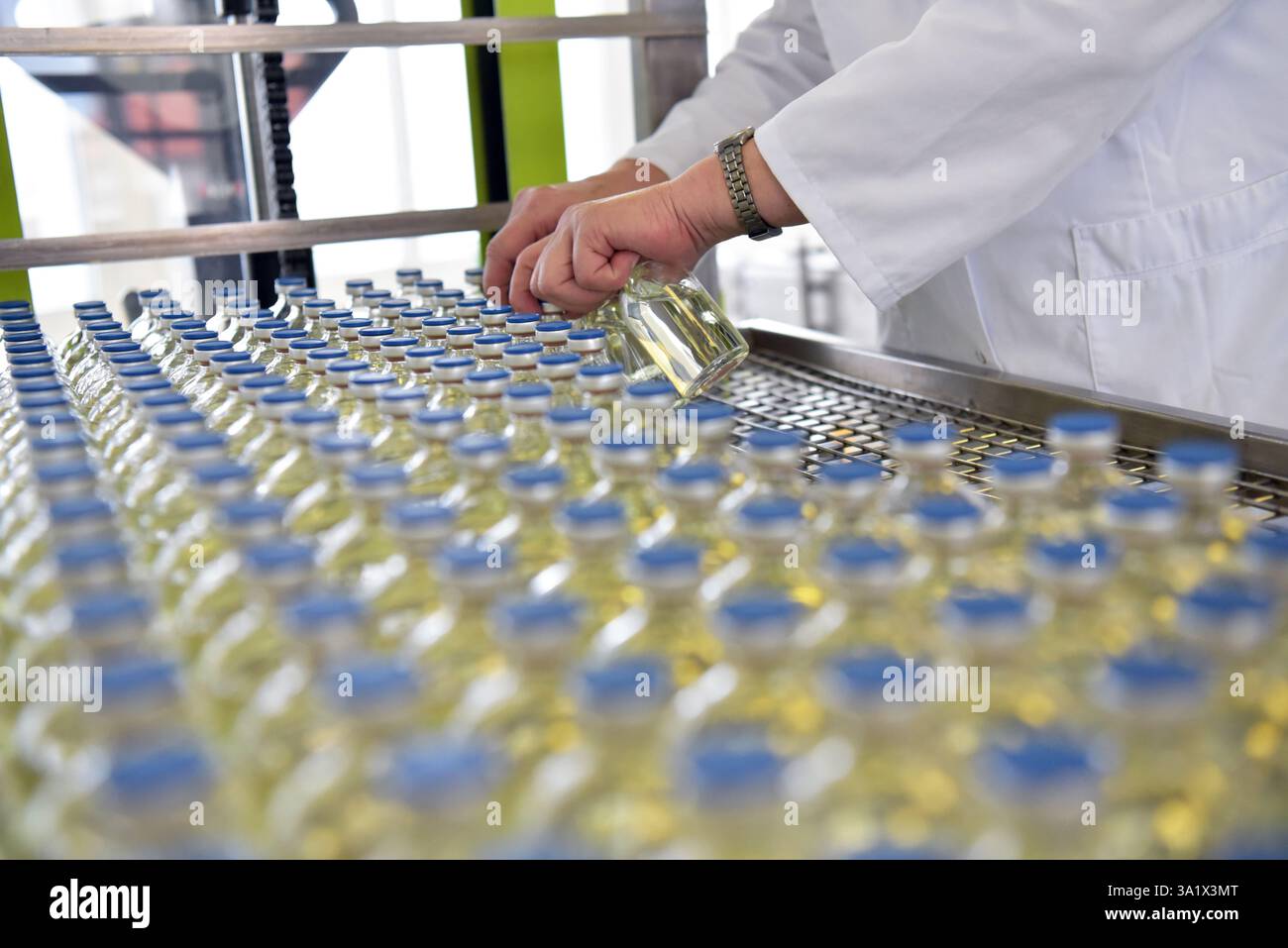 Bottles drugs on conveyor line hi-res stock photography and images - Alamy