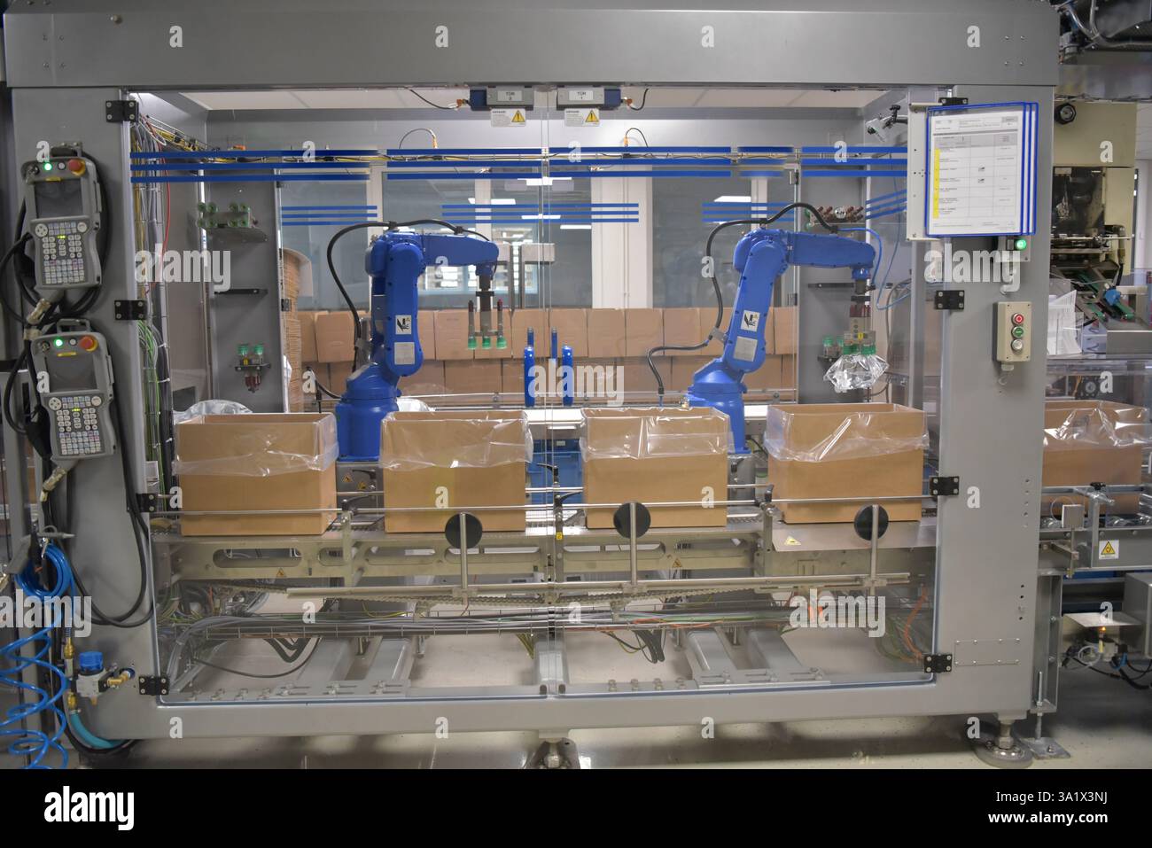 Healthcare packaging robots hi-res stock photography and images - Alamy