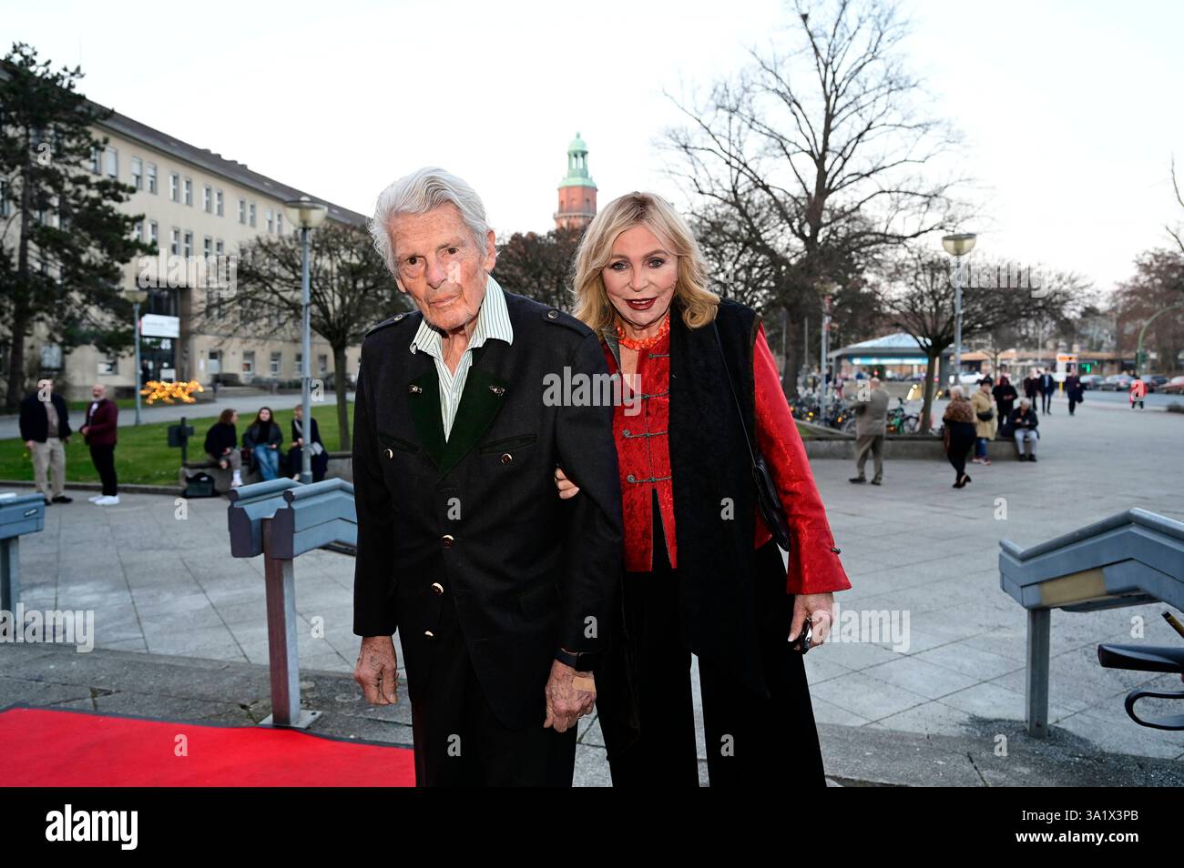 Klaus Bresser mit Ehefrau Evelyn Bresser bei der Premiere zum ...