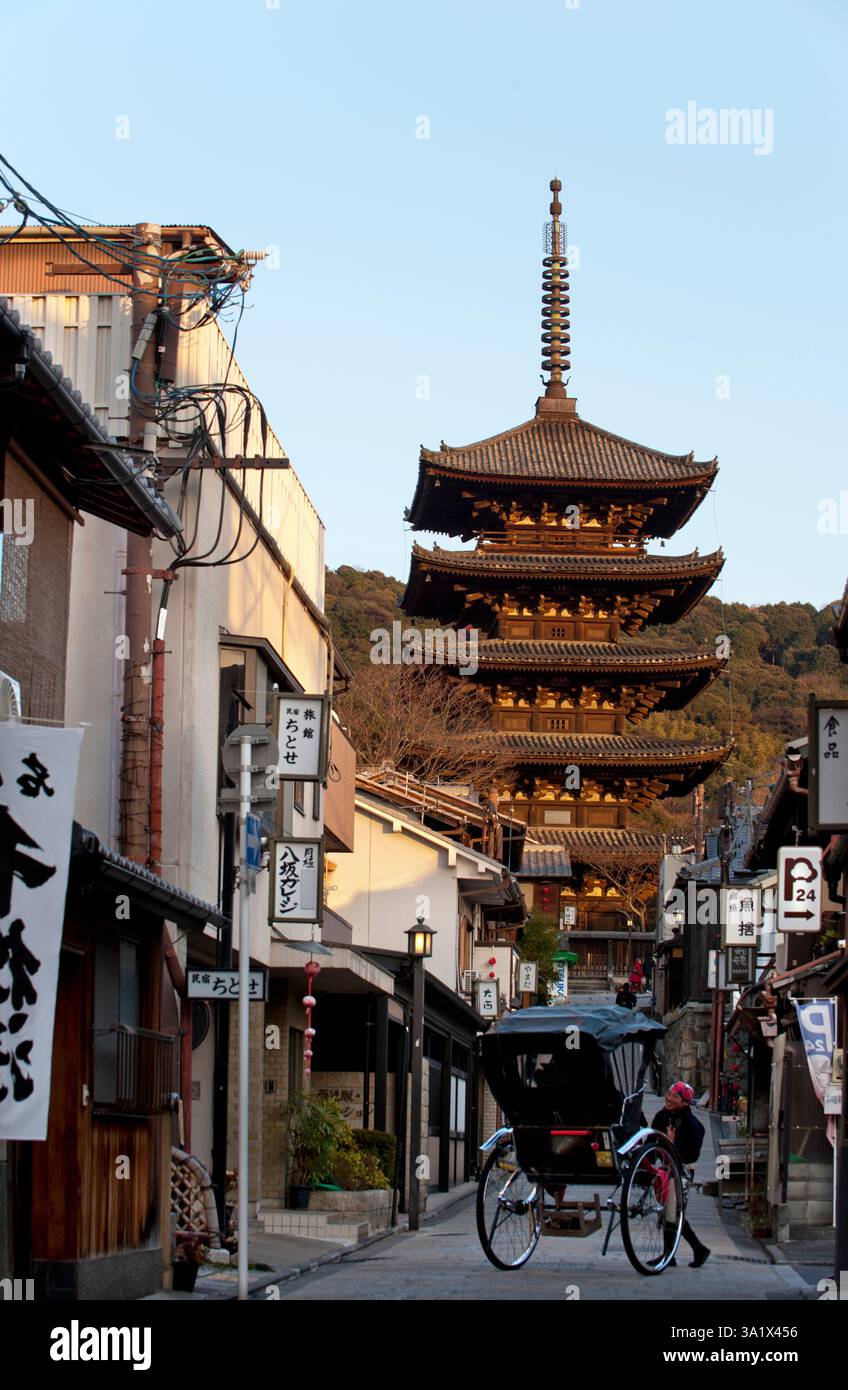 Iconic Yasaka Pagoda of Hokanji Temple in Higashiyama district of Kyoto ...