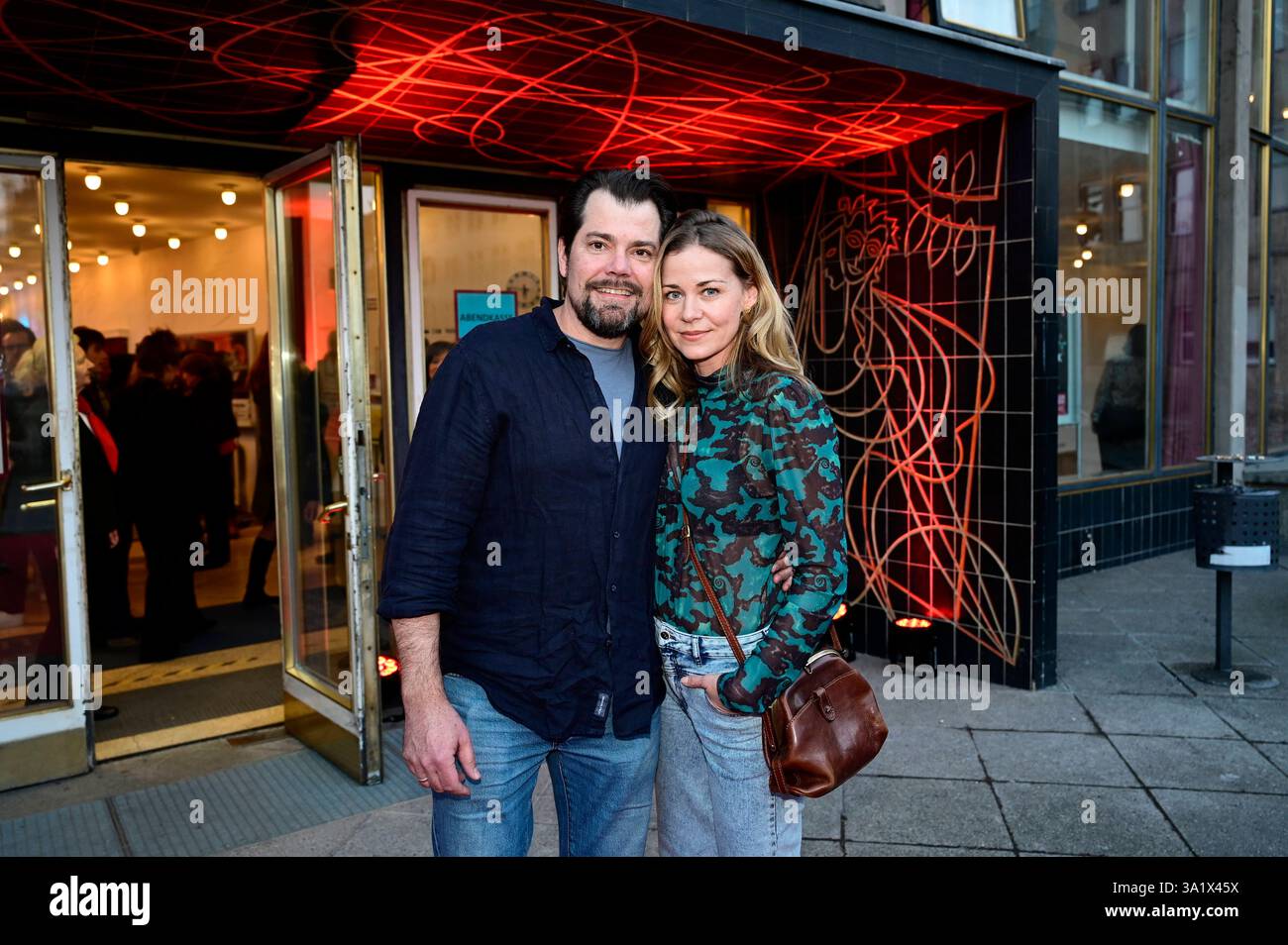 Daniel Fehlow und Jessica Ginkel bei der Premiere zum Theaterstück ...