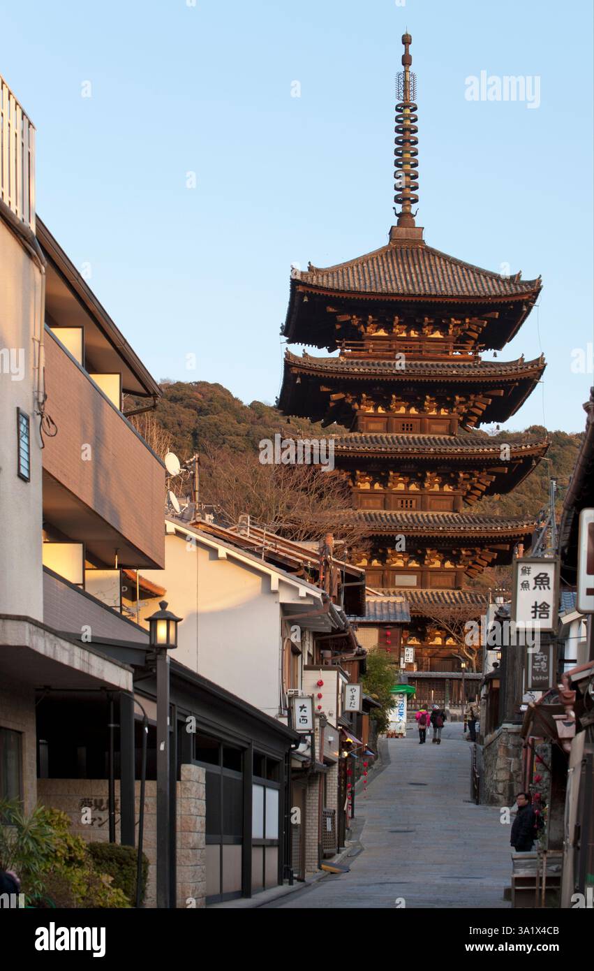 Iconic Yasaka Pagoda of Hokanji Temple in Higashiyama district of Kyoto ...