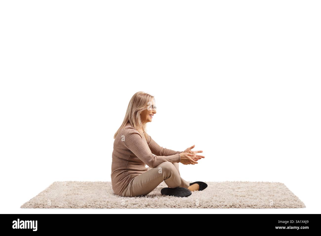Female legs crossed hi-res stock photography and images - Alamy