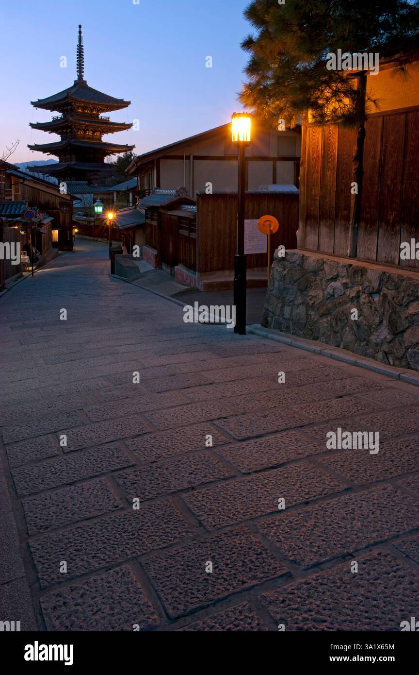 Iconic Yasaka Pagoda of Hokanji Temple in Higashiyama district of Kyoto ...