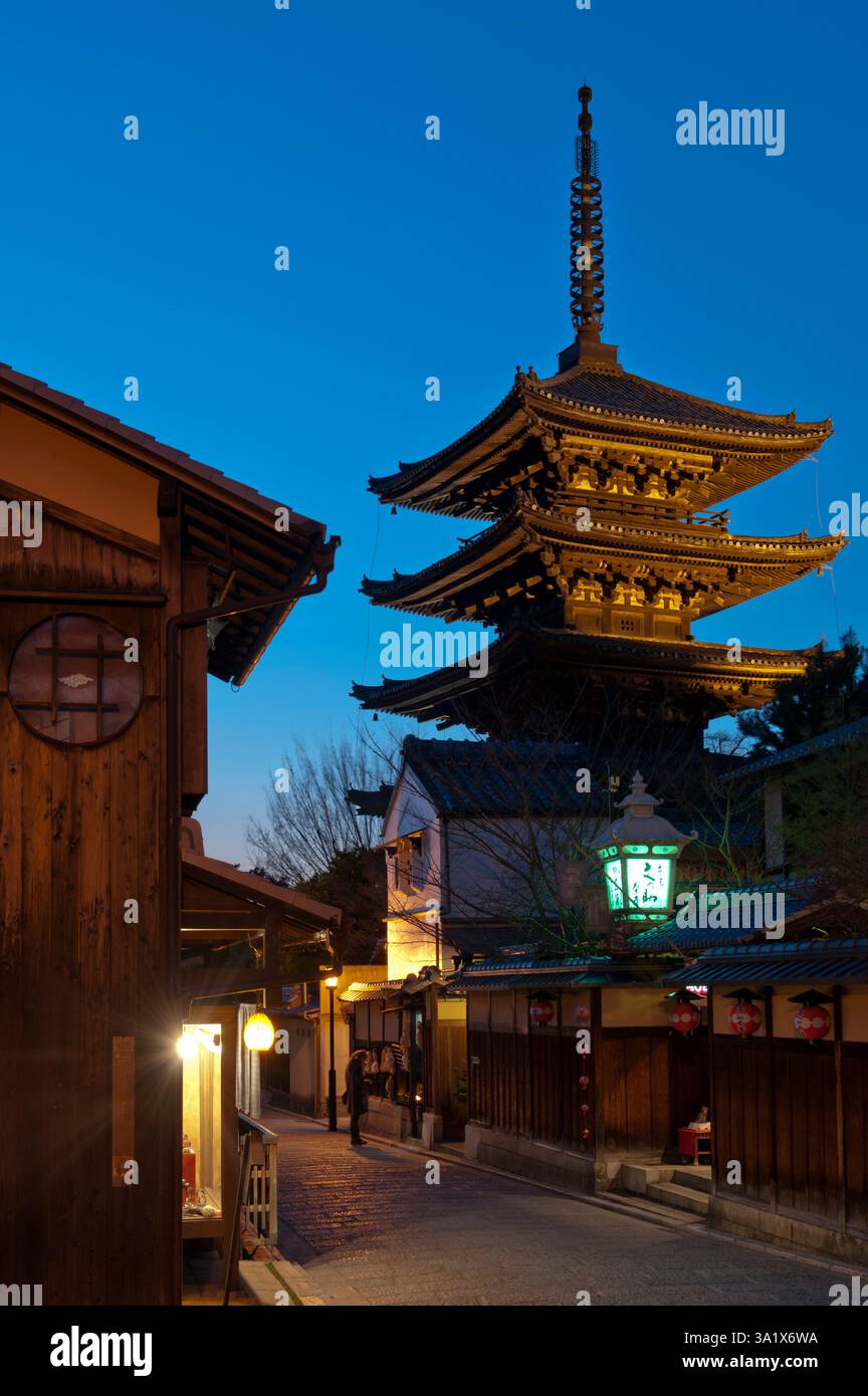 Iconic Yasaka Pagoda of Hokanji Temple in Higashiyama district of Kyoto ...