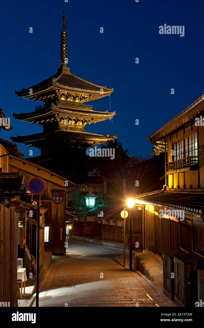 Iconic Yasaka Pagoda of Hokanji Temple in Higashiyama district of Kyoto ...