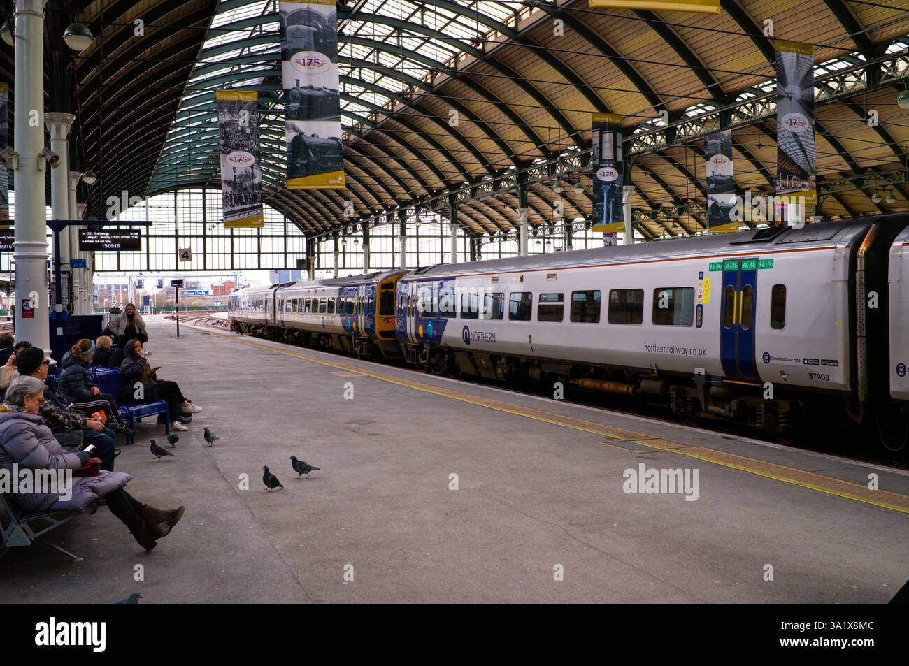 Hull Paragon terminus station platform 4 Stock Photo - Alamy