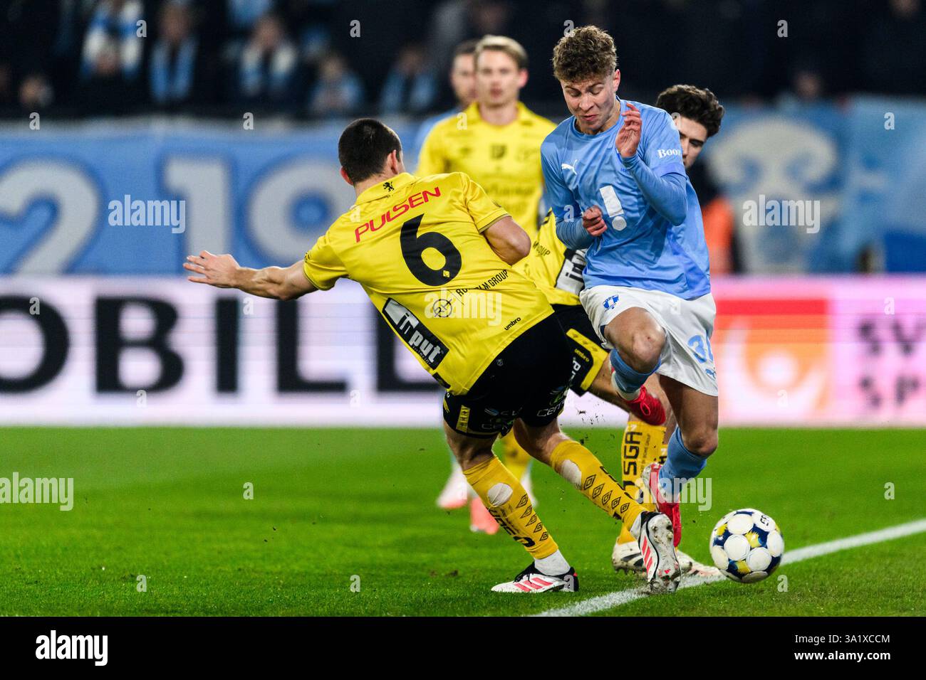 250310 Elfsborgs Rasmus Wikström och Malmö FFs Hugo Bolin under ...