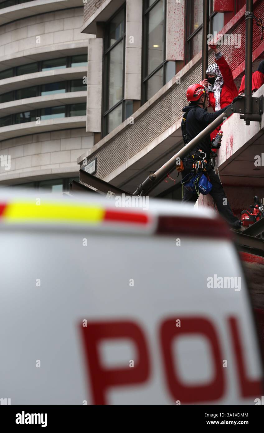 London, England, UK. 10th Mar, 2025. Specialist police officers use ...