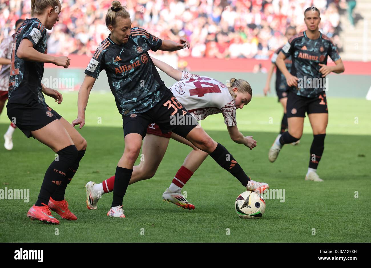 Koeln, Deutschland. 09th Mar, 2025. Carolin Simon (Muenchen) und Carlotta Imping (Koeln), 1. FC ...